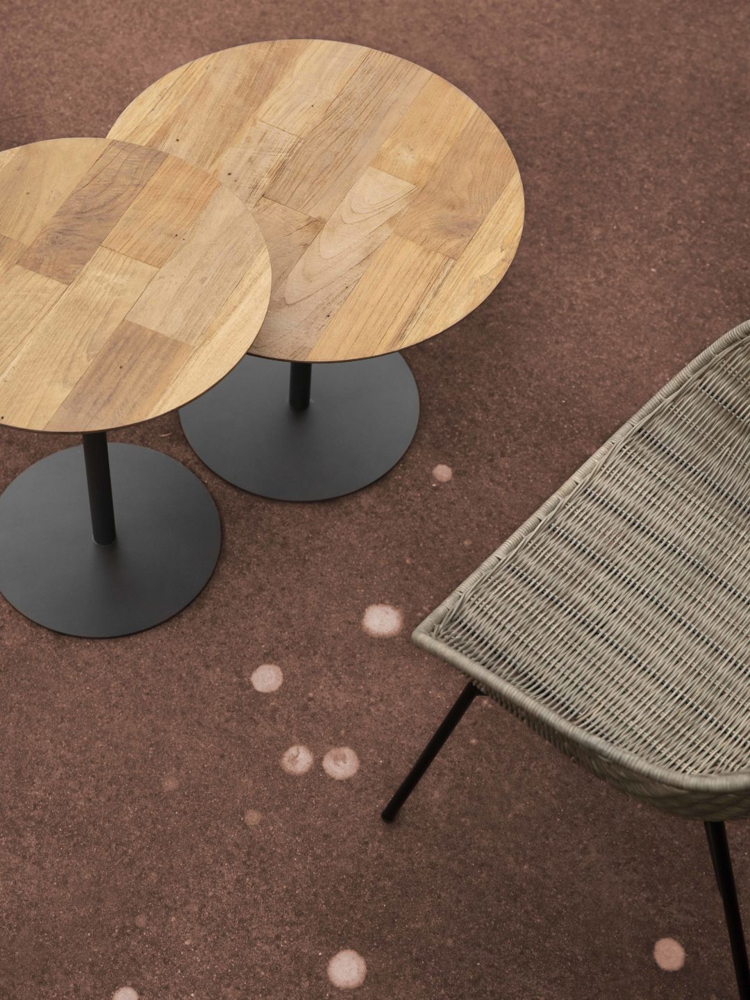 Cute round side table made of recycled teak and black lacquered steel ...