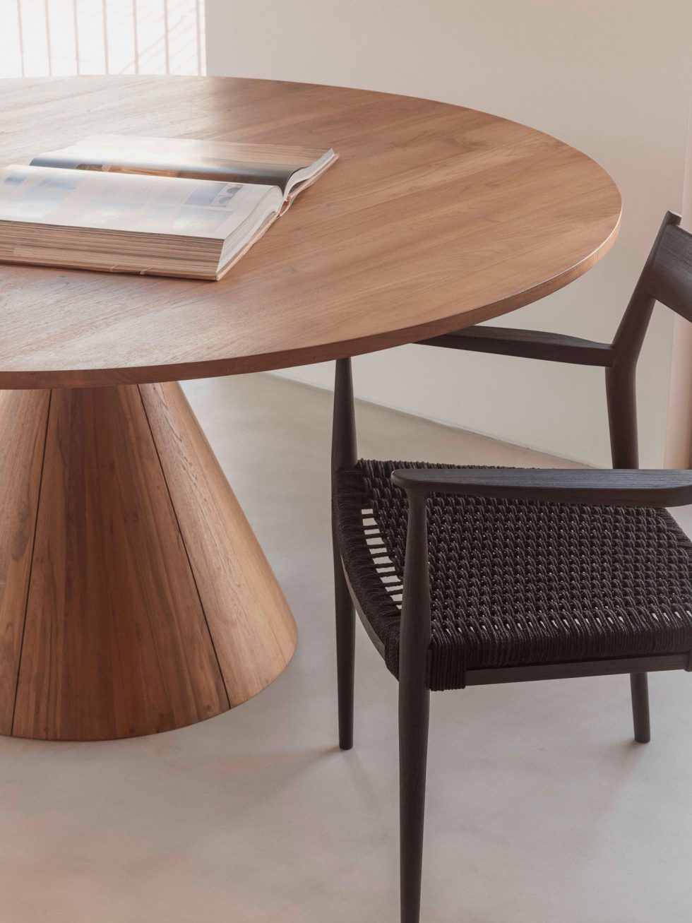 Conic and Pure Tables: simplicity of shapes and geometric elegance ...