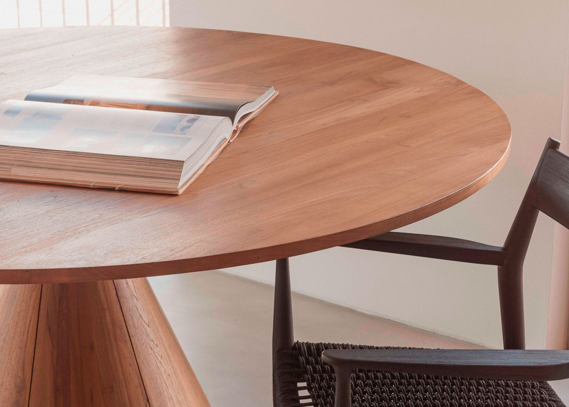 Conic and Pure Tables: simplicity of shapes and geometric elegance ...